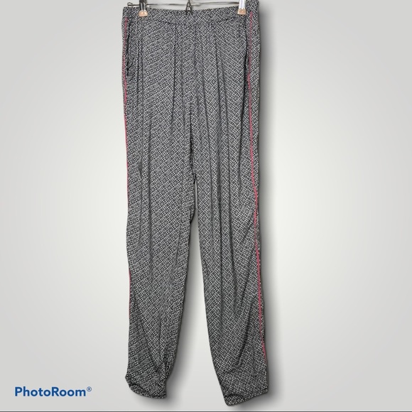 Tobi | Pants & Jumpsuits | Tobi Black White Floral Pattern Tapered ...